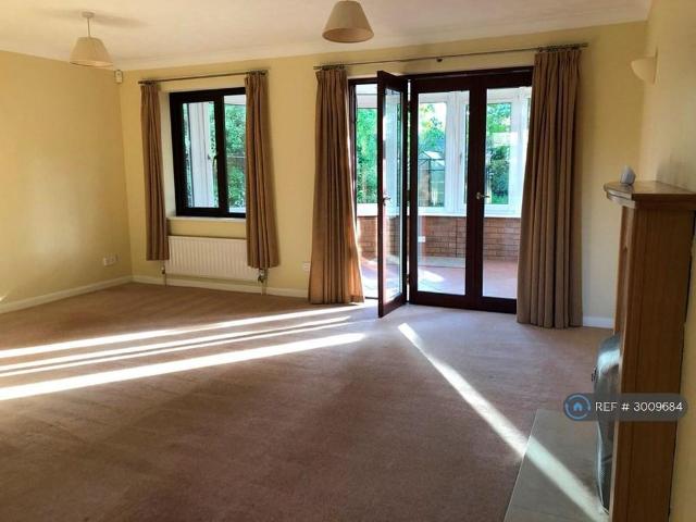 4 bedroom detached house to rent