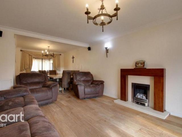4 bedroom detached house to rent