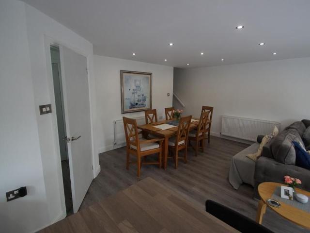 4 bedroom detached house to rent