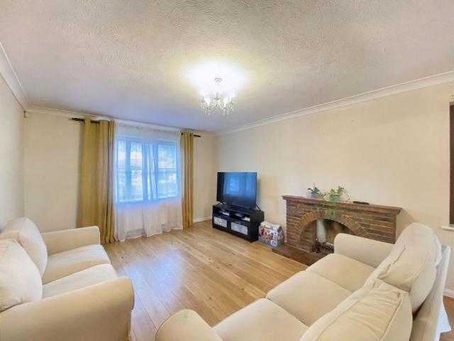 4 bedroom detached house to rent