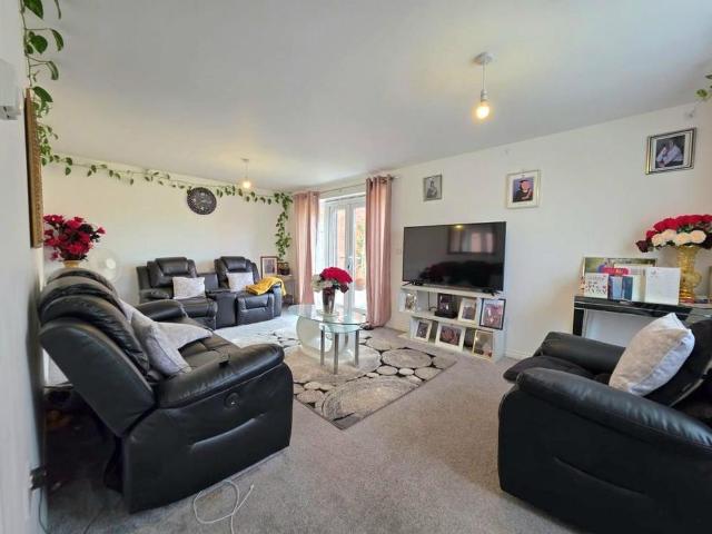 4 bedroom detached house to rent