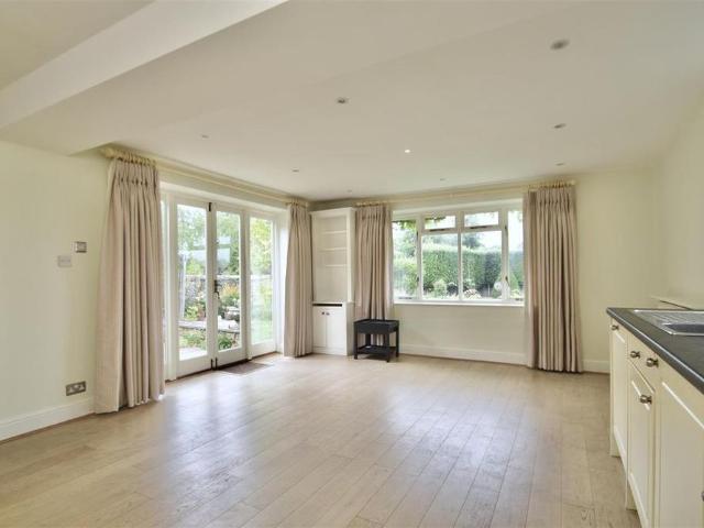 4 bedroom detached house to rent