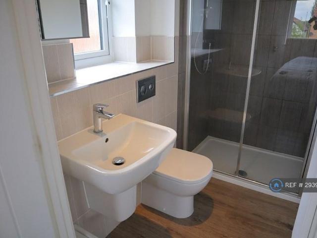 4 bedroom detached house to rent