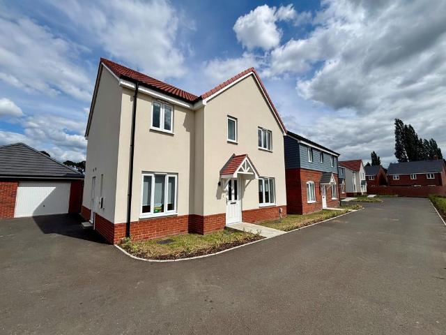 4 bedroom detached house to rent