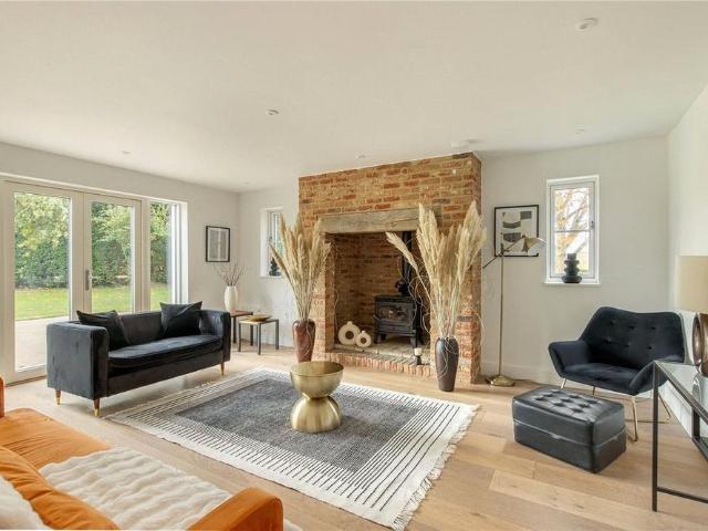 4 bedroom detached house to rent
