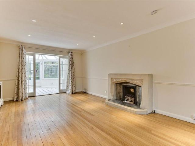 4 bedroom detached house to rent