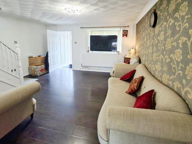 4 bedroom detached house to rent