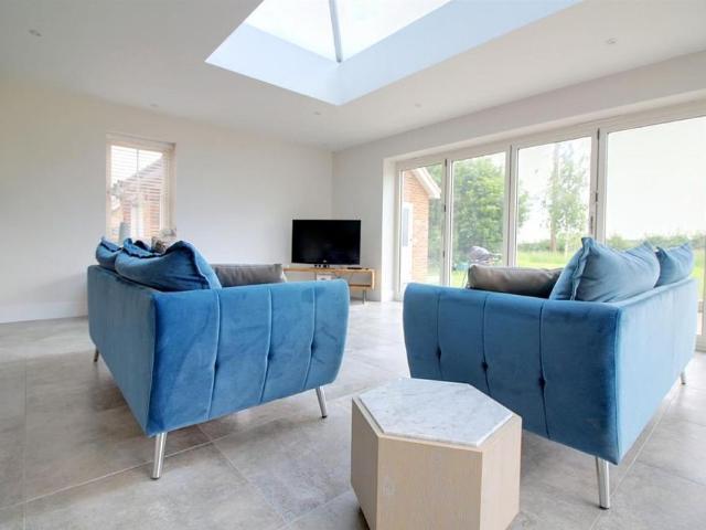4 bedroom detached house to rent