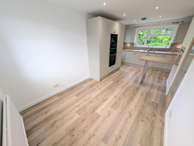 4 bedroom detached house to rent