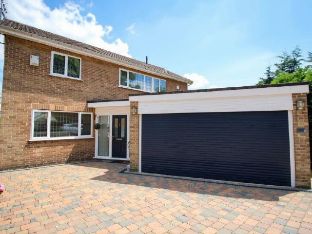 4 bedroom detached house to rent