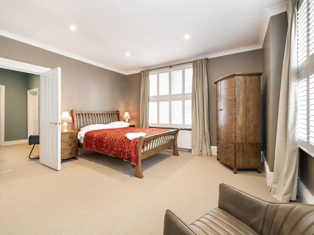 4 bedroom detached house to rent