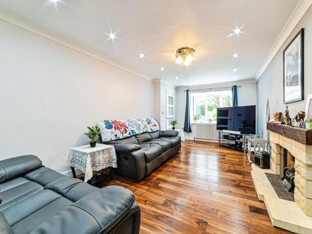 4 bedroom detached house to rent