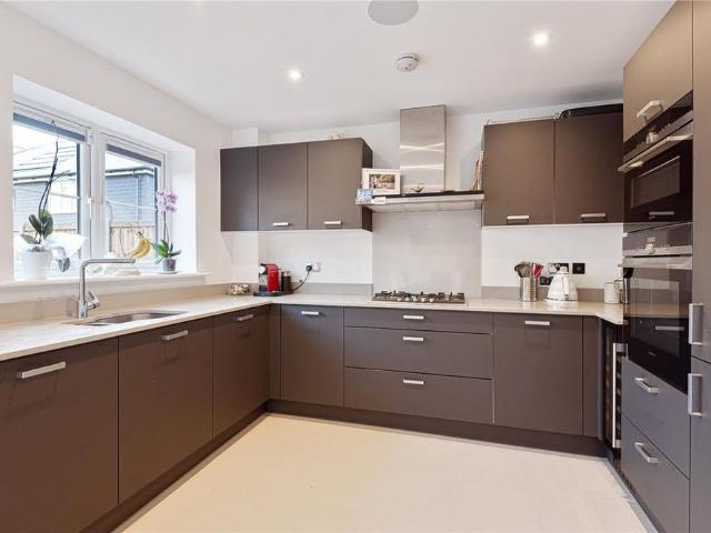 4 bedroom detached house to rent