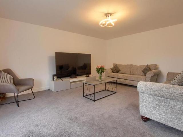 4 bedroom detached house to rent
