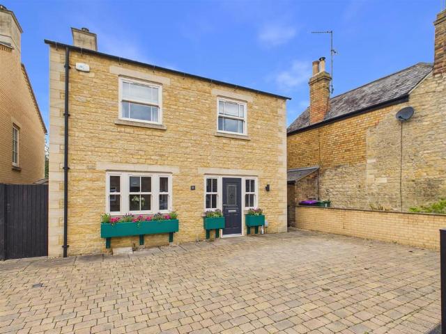 4 bedroom detached house to rent