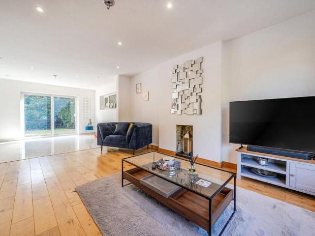 4 bedroom detached house to rent