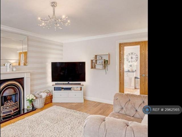 4 bedroom detached house to rent