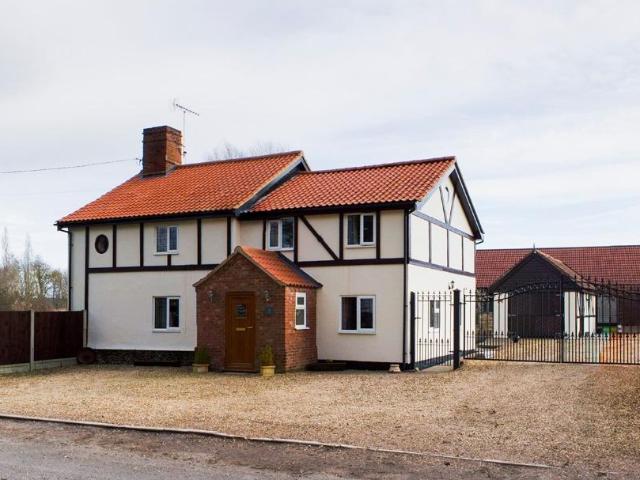 4 bedroom detached house to rent