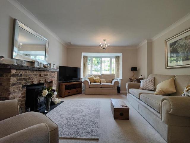 4 bedroom detached house to rent