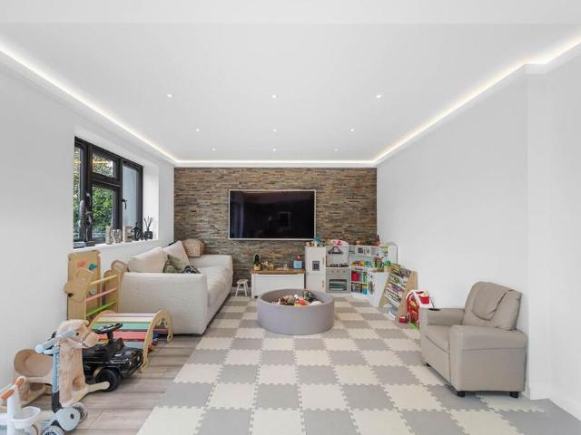 4 bedroom detached house to rent