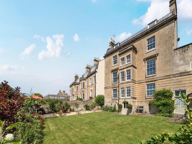 4 bedroom detached house to rent