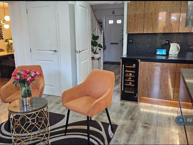 4 bedroom detached house to rent