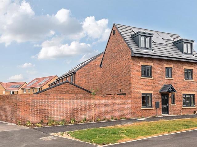 4 bedroom detached house to rent