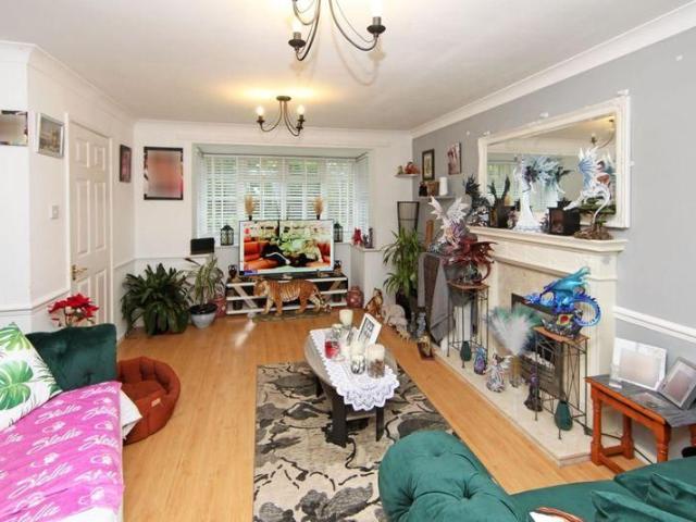 4 bedroom detached house to rent