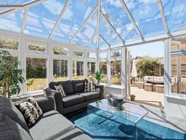 4 bedroom detached house to rent