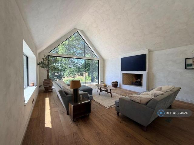4 bedroom detached house to rent
