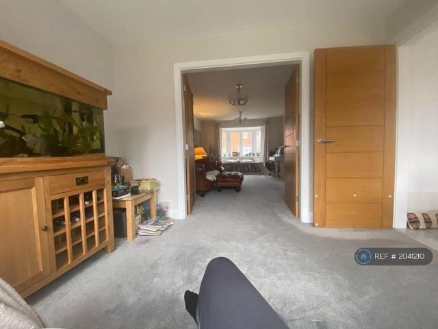 4 bedroom detached house to rent