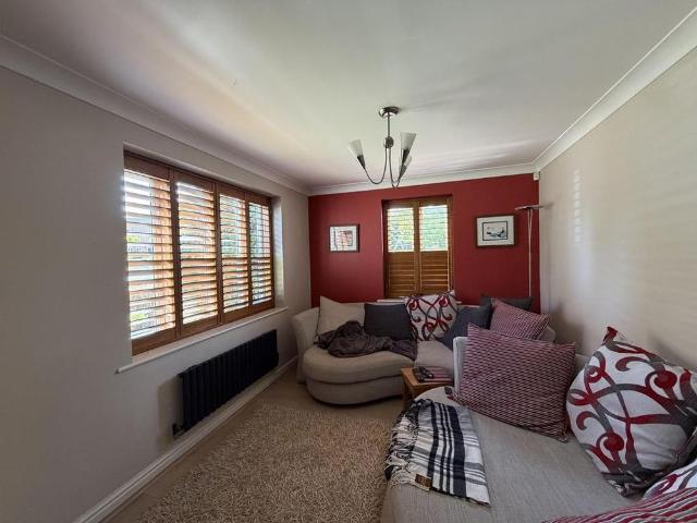 4 bedroom detached house to rent