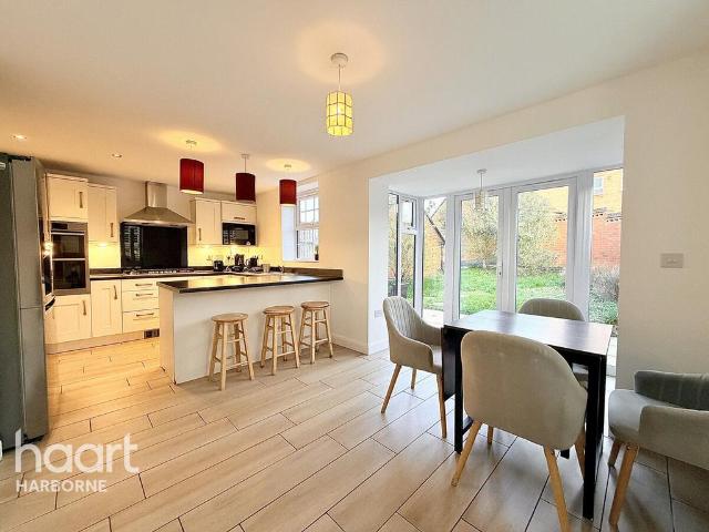 4 bedroom detached house to rent