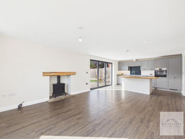 4 bedroom detached house to rent