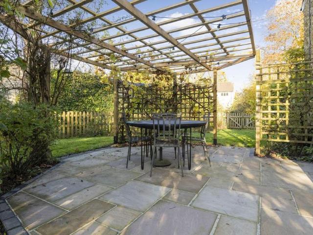 4 bedroom detached house to rent