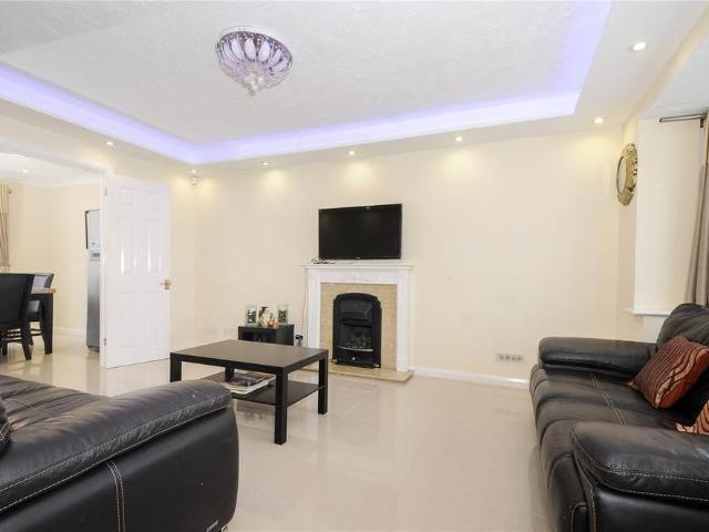 4 bedroom detached house to rent