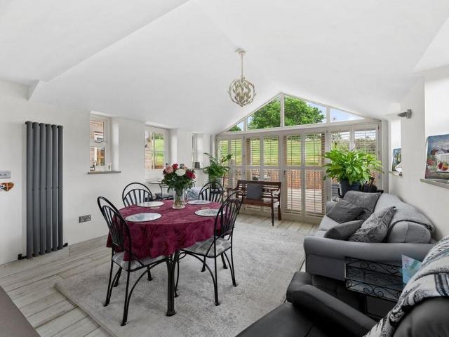 4 bedroom detached house to rent