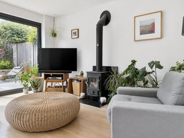 4 bedroom detached house to rent