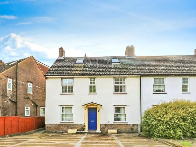 4 bedroom detached house to rent