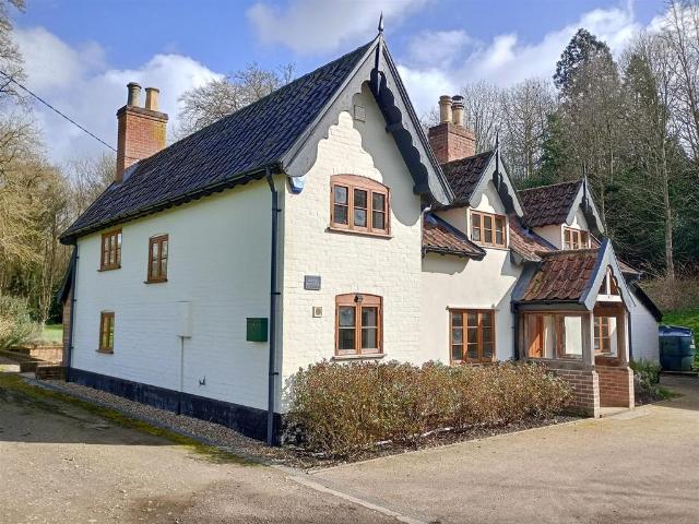 4 bedroom detached house to rent