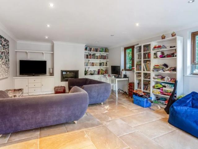 4 bedroom detached house to rent