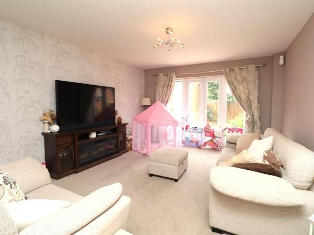4 bedroom detached house to rent