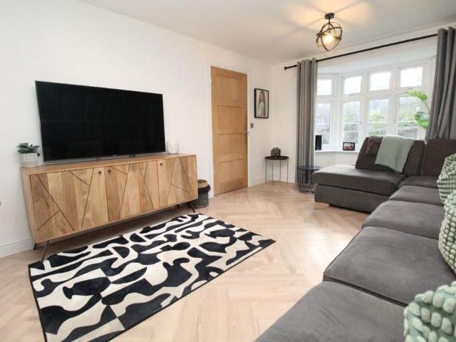 4 bedroom detached house to rent