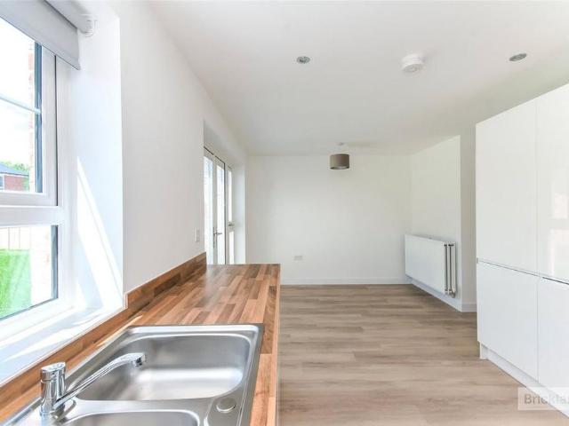 4 bedroom detached house to rent