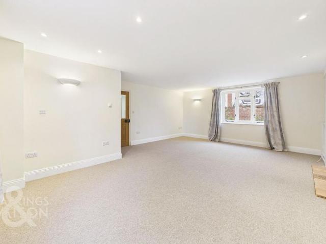 4 bedroom detached house to rent