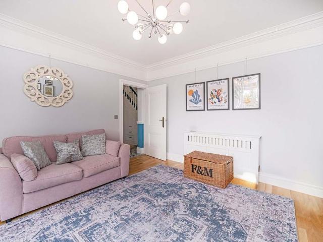 4 bedroom detached house to rent