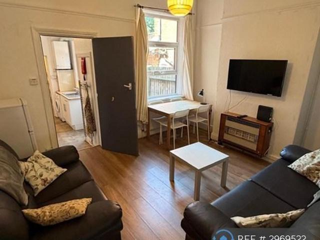 4 bedroom detached house to rent