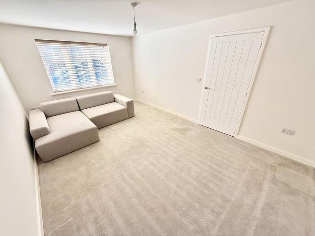 4 bedroom detached house to rent