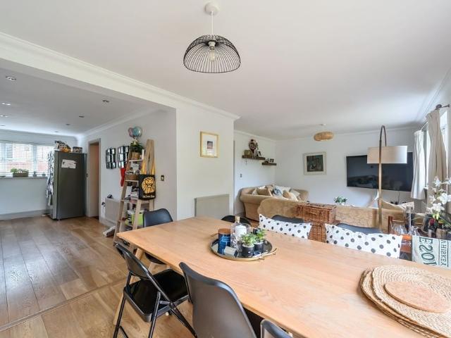 4 bedroom detached house to rent