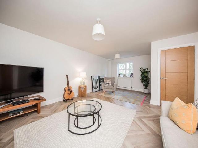 4 bedroom detached house to rent